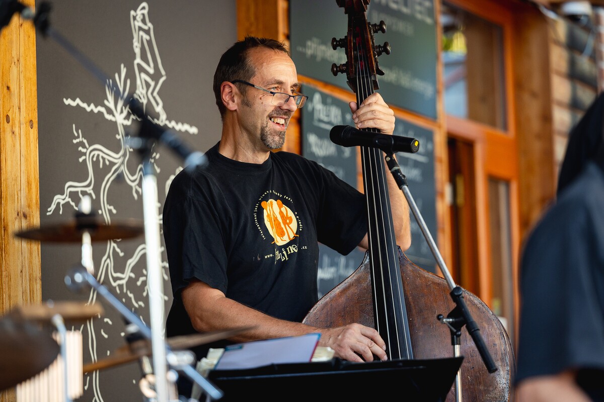 Sobotní hudební podvečer v Trees Lee Andrew Davison Swing Sextet Volnočasový web Červený