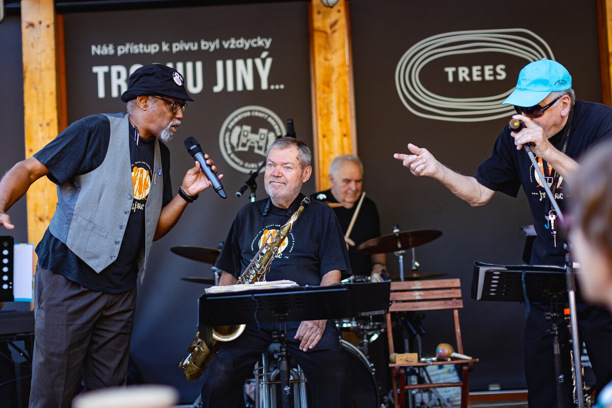Sobotní hudební podvečer v Trees Lee Andrew Davison Swing Sextet Volnočasový web Červený