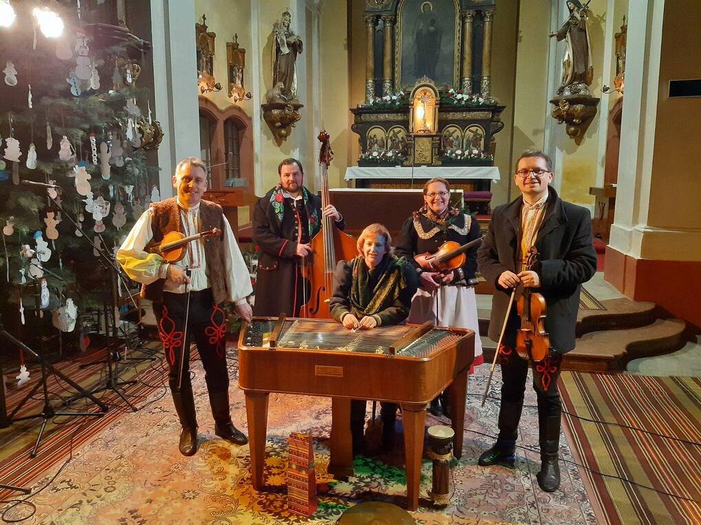 Svatoštěpánské koledování s Kosteleckou cimbálovkou - Volnočasový web Červený Kostelec